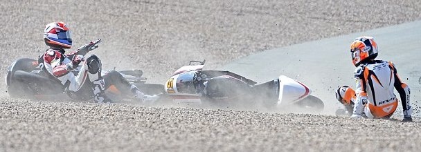 Moto 3: Μηχανές συγκρούστηκαν και οι αναβάτες πλακώθηκαν! (photos+video ...