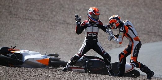 Moto 3: Μηχανές συγκρούστηκαν και οι αναβάτες πλακώθηκαν! (photos+video ...