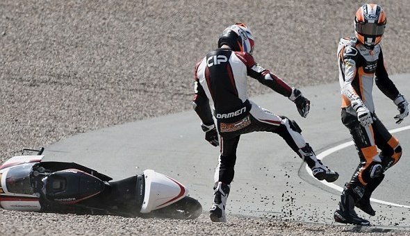 Moto 3: Μηχανές συγκρούστηκαν και οι αναβάτες πλακώθηκαν! (photos+video ...